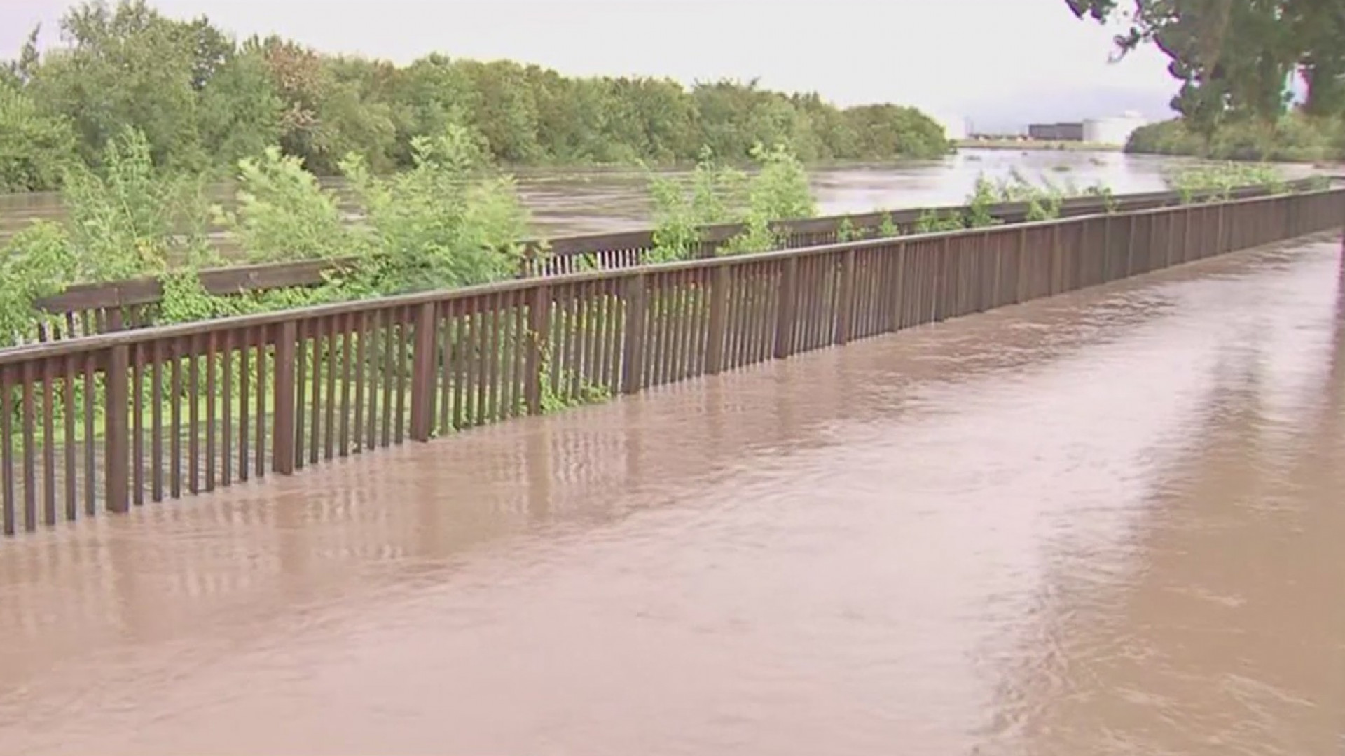 Río Clear Creek se desborda en League City debido a las lluvias ...