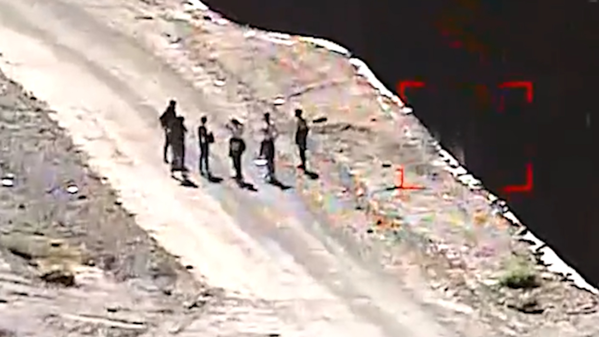 Video: Así es como grandes grupos de migrantes arriesgan sus vidas ...