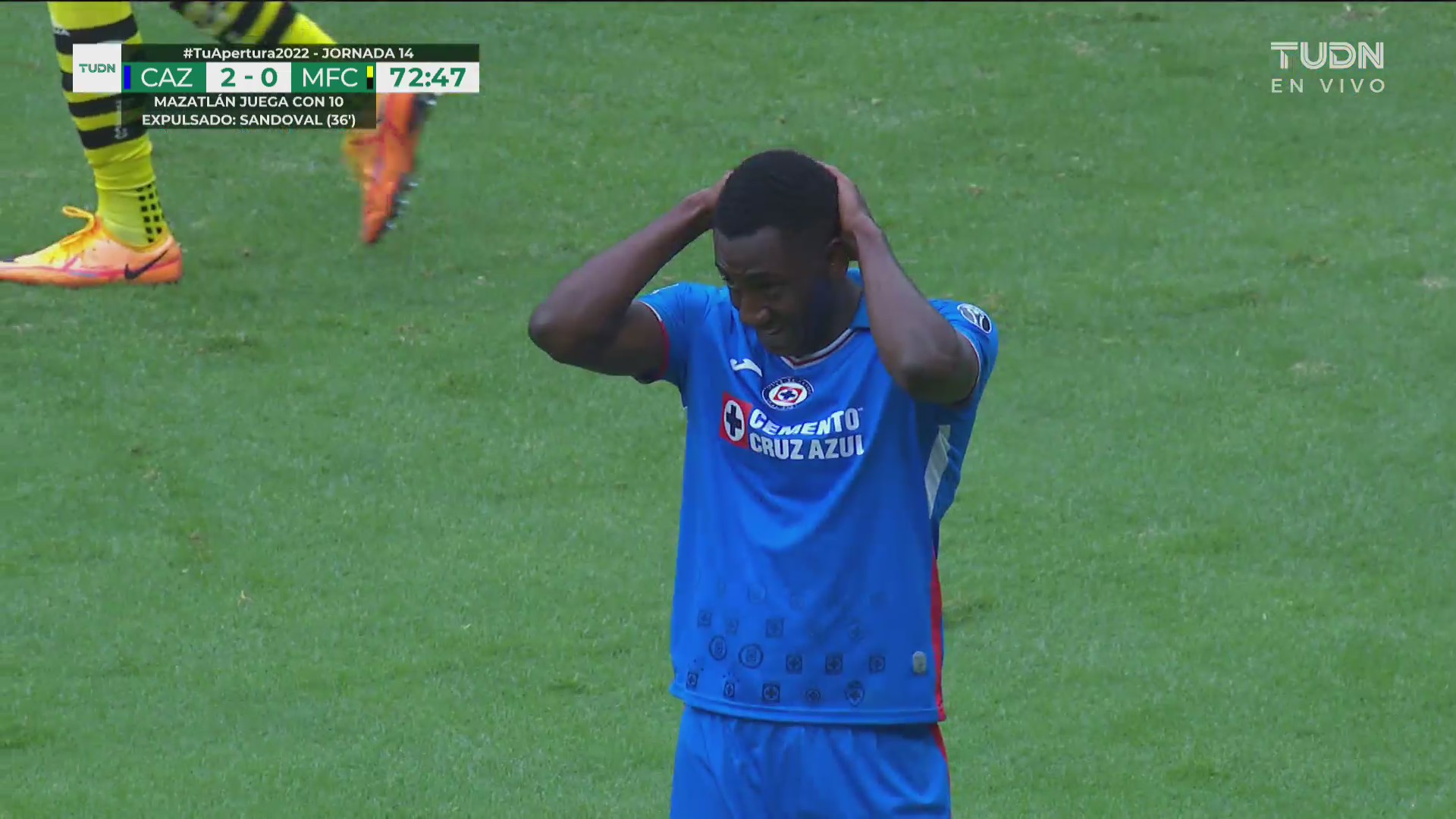 ¡Le pega con un periódico! Sale tirititito de la pierna de Carneiro ...