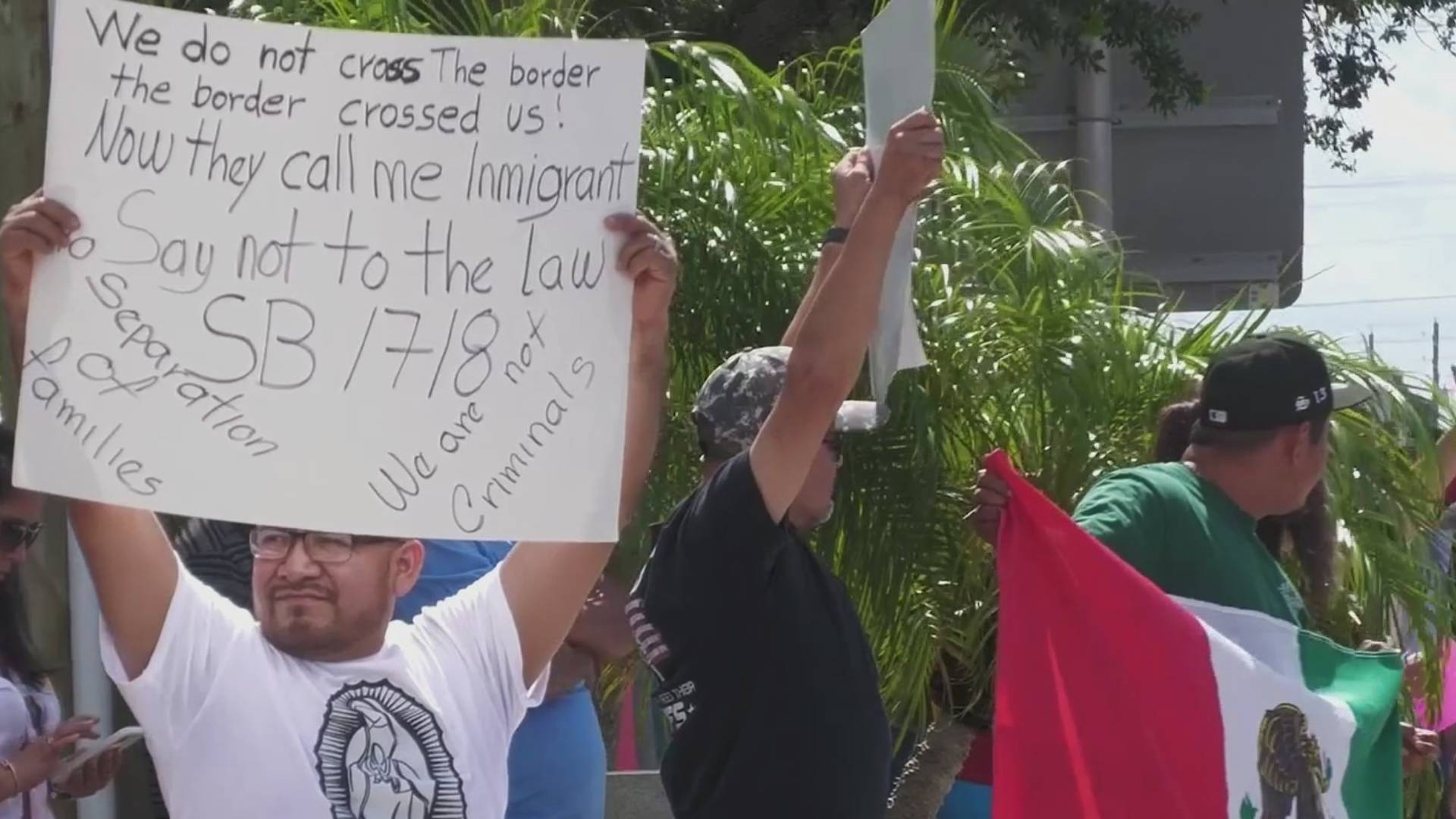 Reacciones al bloqueo de una parte de la ley SB 1718 de Florida | Video ...