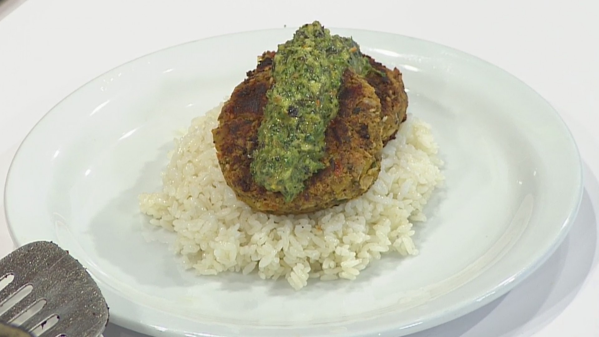 La receta: medallones de garbanzo con arroz y salsa verde | Video ...