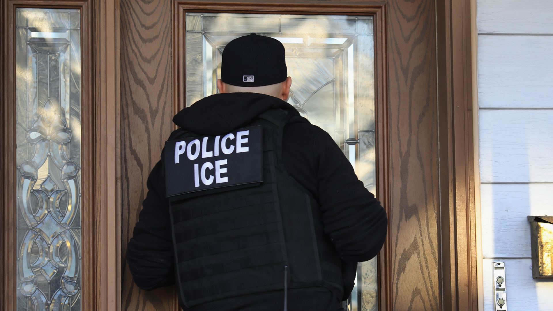 ¿Tienen los inmigrantes el derecho de pedirle una orden a los agentes ...