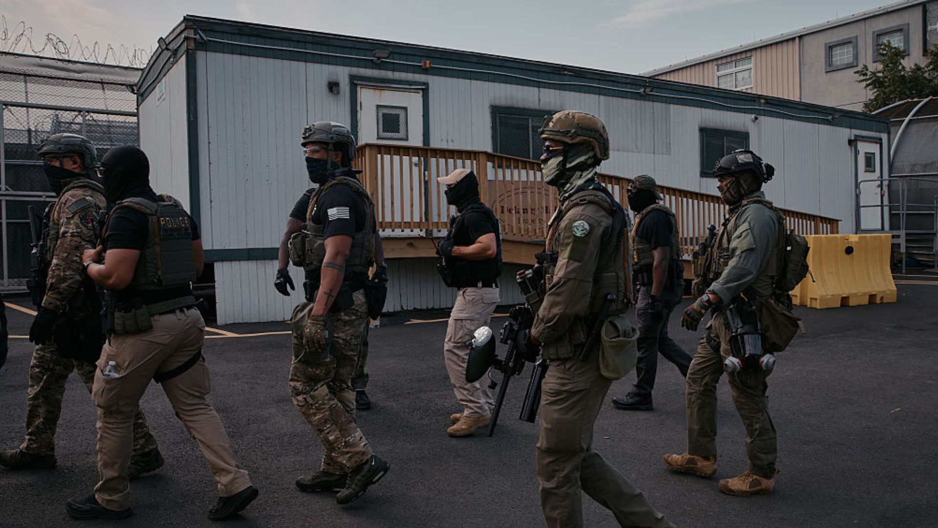 Aumentan recompensa para capturar a dos inmigrantes que escaparon de un ...