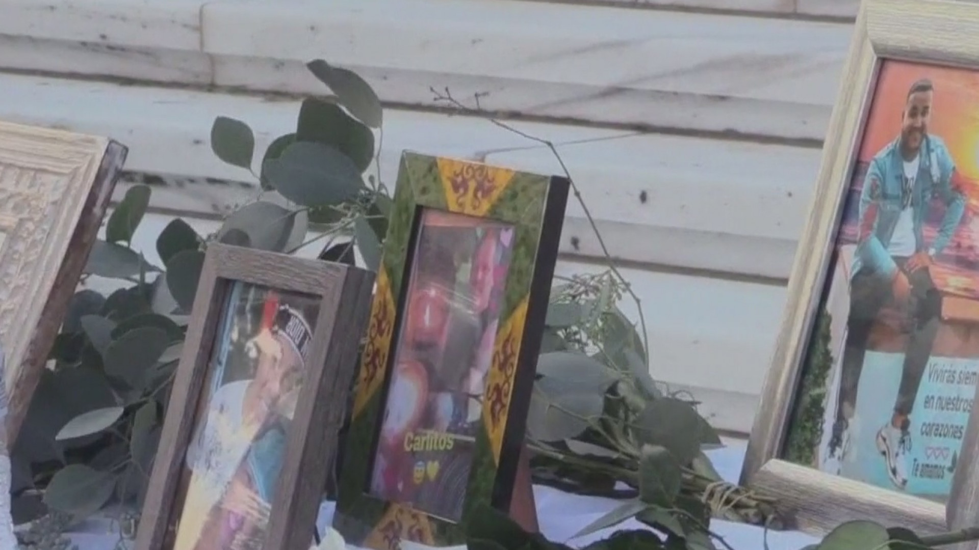 Familias participan en una vigilia en el Capitolio por las víctimas de ...