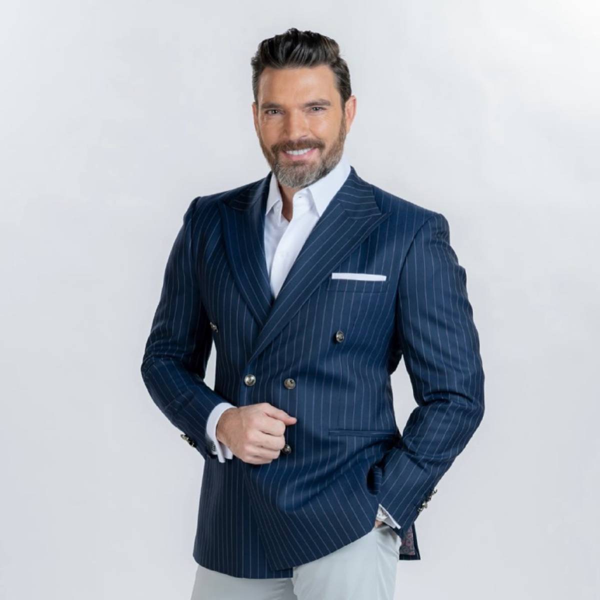 Julián Gil asombra al aparecer vestido de mujer y muestra el proceso de ...
