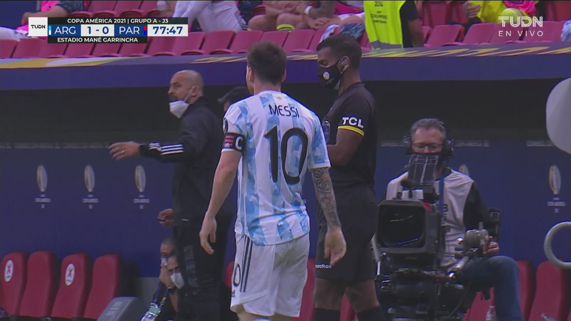 ¡Le entra con todo a Messi! Amarilla para Ángel Cardozo por barrida ...