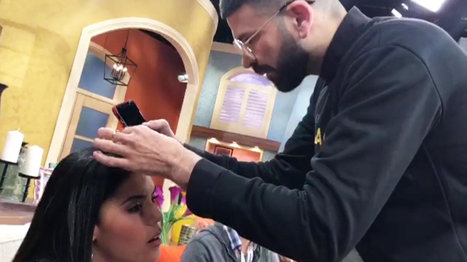 Jomari Goyso le arranca una cana a Francisca Lachapel y se pregunta cuánto le pagarán por ella ...