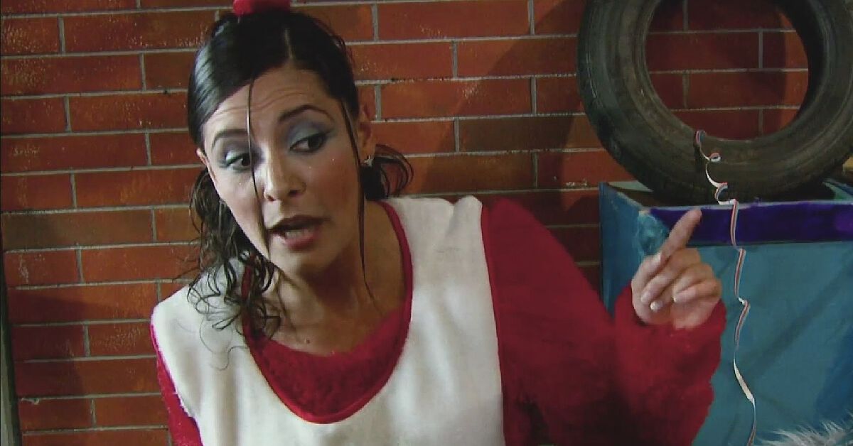 Doña Chela pone el ambiente en los XV años de Bibi contando chistes ...