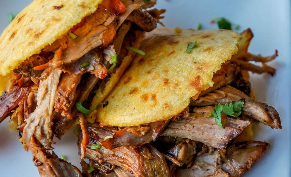 Así rellenan las arepas los neoyorquinos | Delicioso | Univision