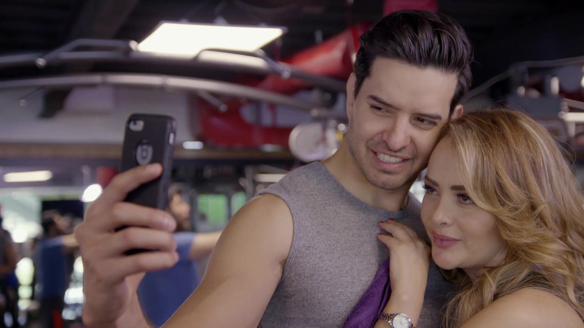 La Rosa de Guadalupe: Roberto enamora a la mamá de Iván para ...