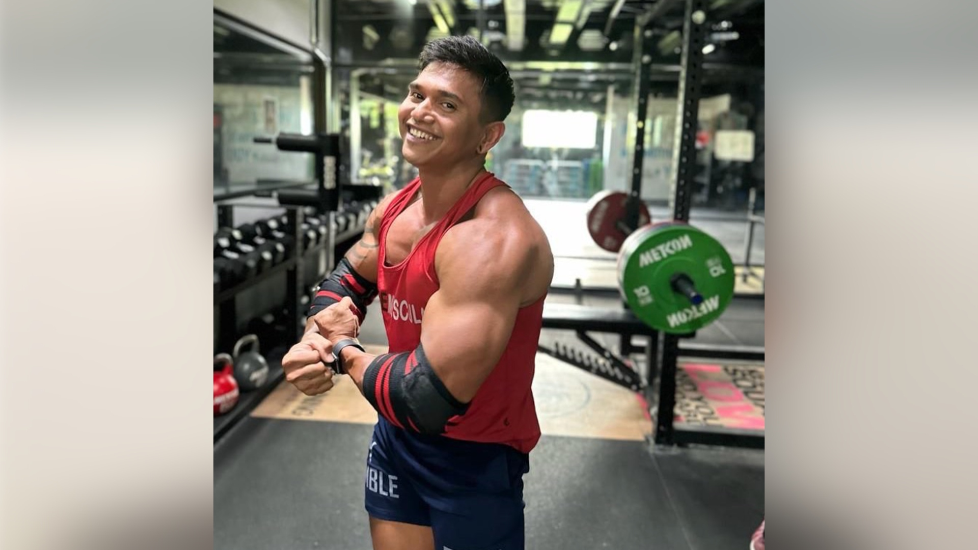 Quiso cargar una barra de 200 kilos, le ganó el peso y le rompió el ...