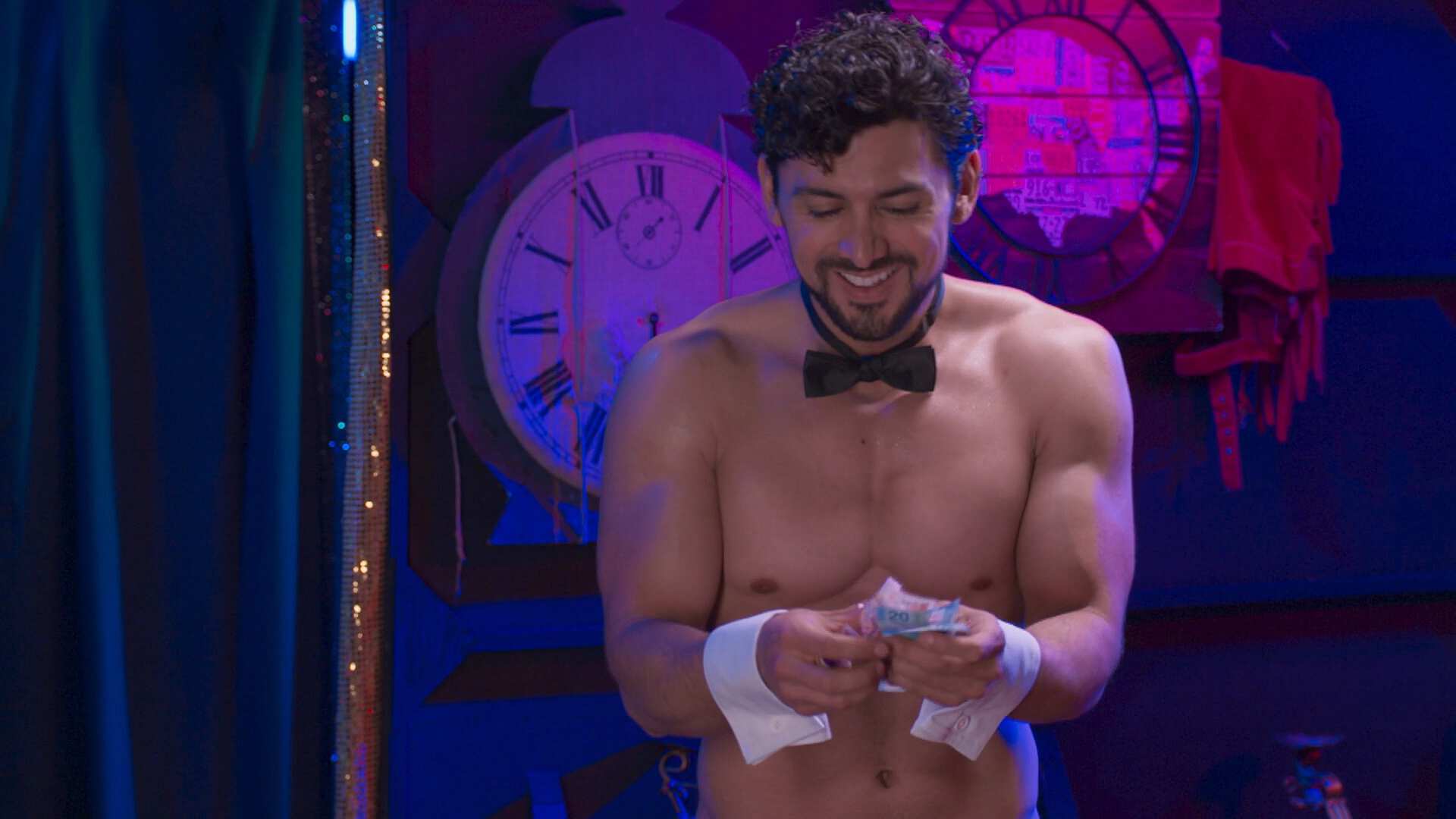 Erik entra a trabajar como stripper e impacta con su abdomen de acero | Shows Vencer el Pasado ...