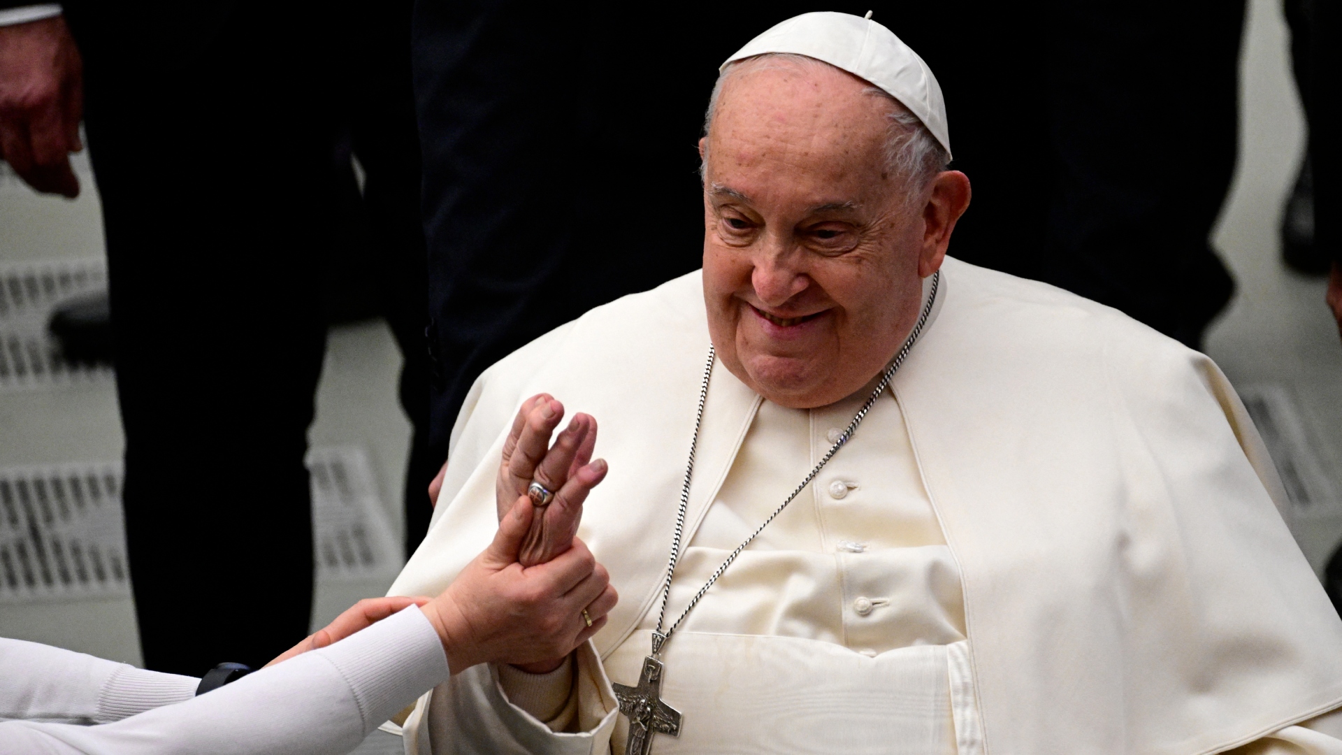 Salud del papa Francisco: el pontífice sufrió de un espamo bronquial y está conectado a un ...