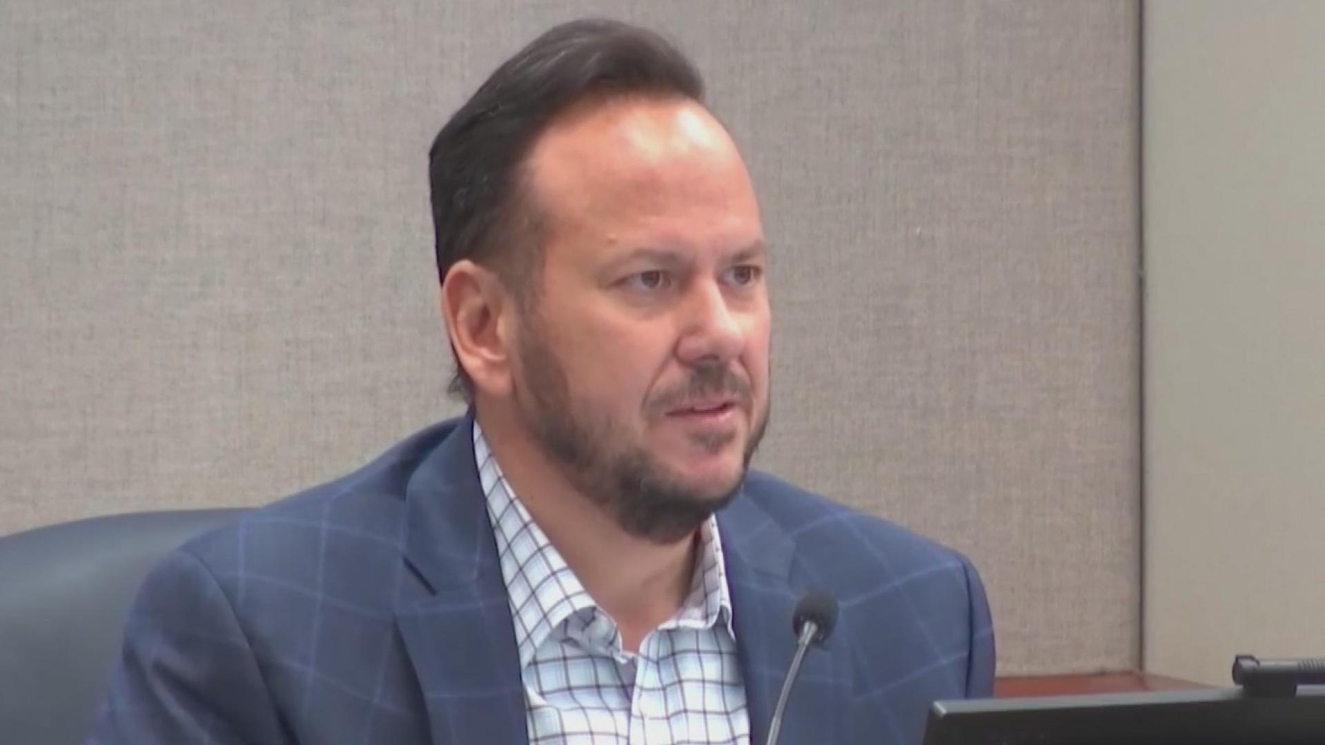 Scott Henry, miembro de la mesa directiva del distrito escolar de ...