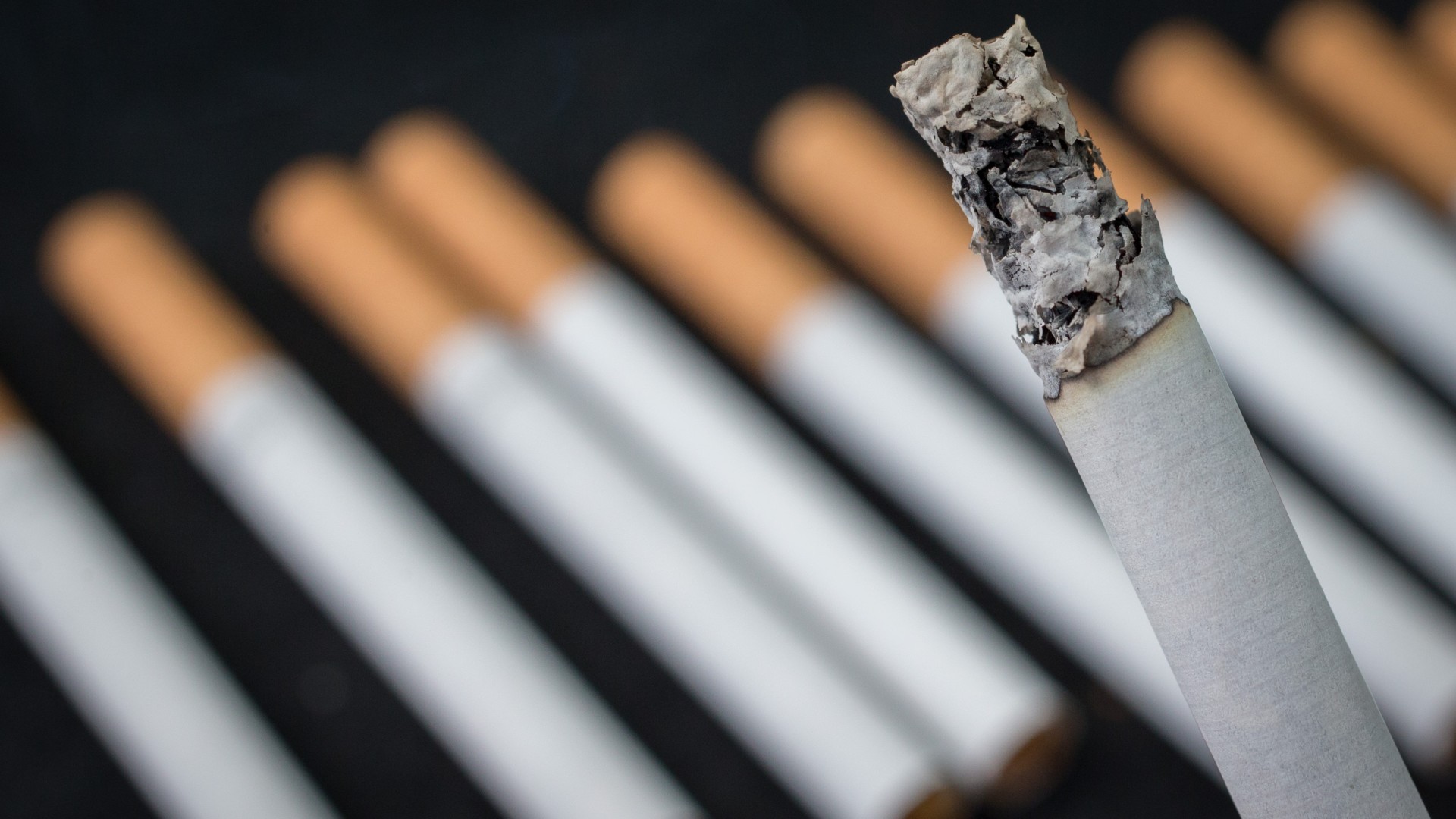 Dos farmacias elevan la edad para comprar tabaco a 21 años | Shows ...