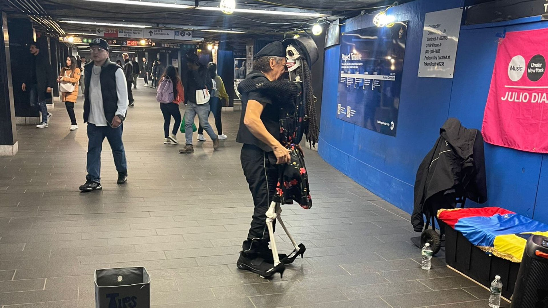 Nueva York: Conoce a "Lupita", la calavera bailarina del subway ...
