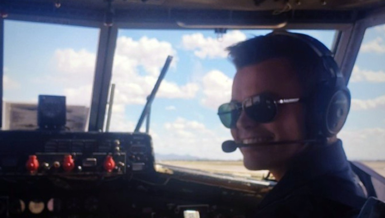 El copiloto Charles Crooks, ¿saltó o se cayó del avión en Raleigh ...