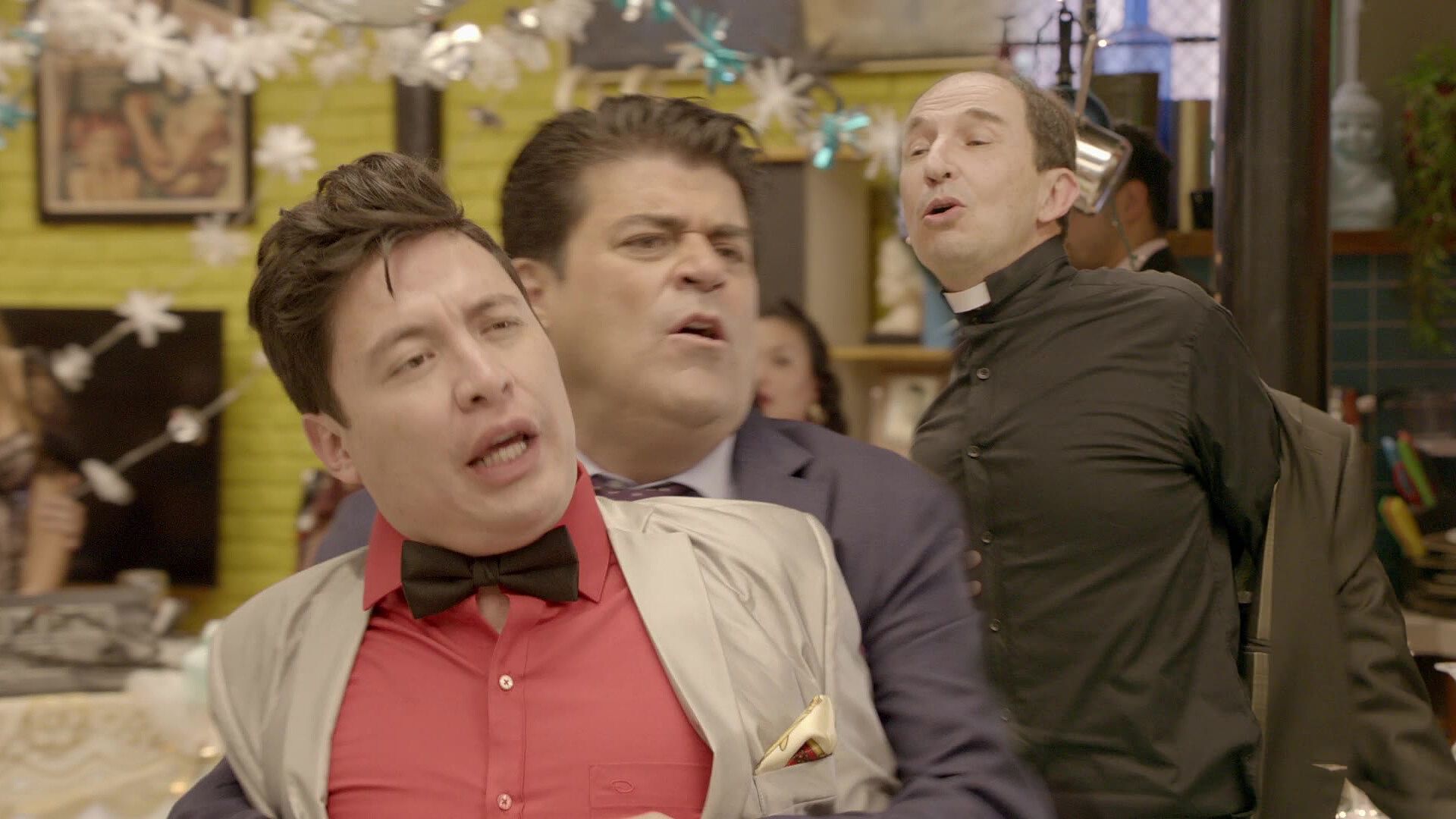 40 y 20: Brayan se lleva mal con el padre Memo y se agarran a guamazos | Shows Videos | Distrito ...