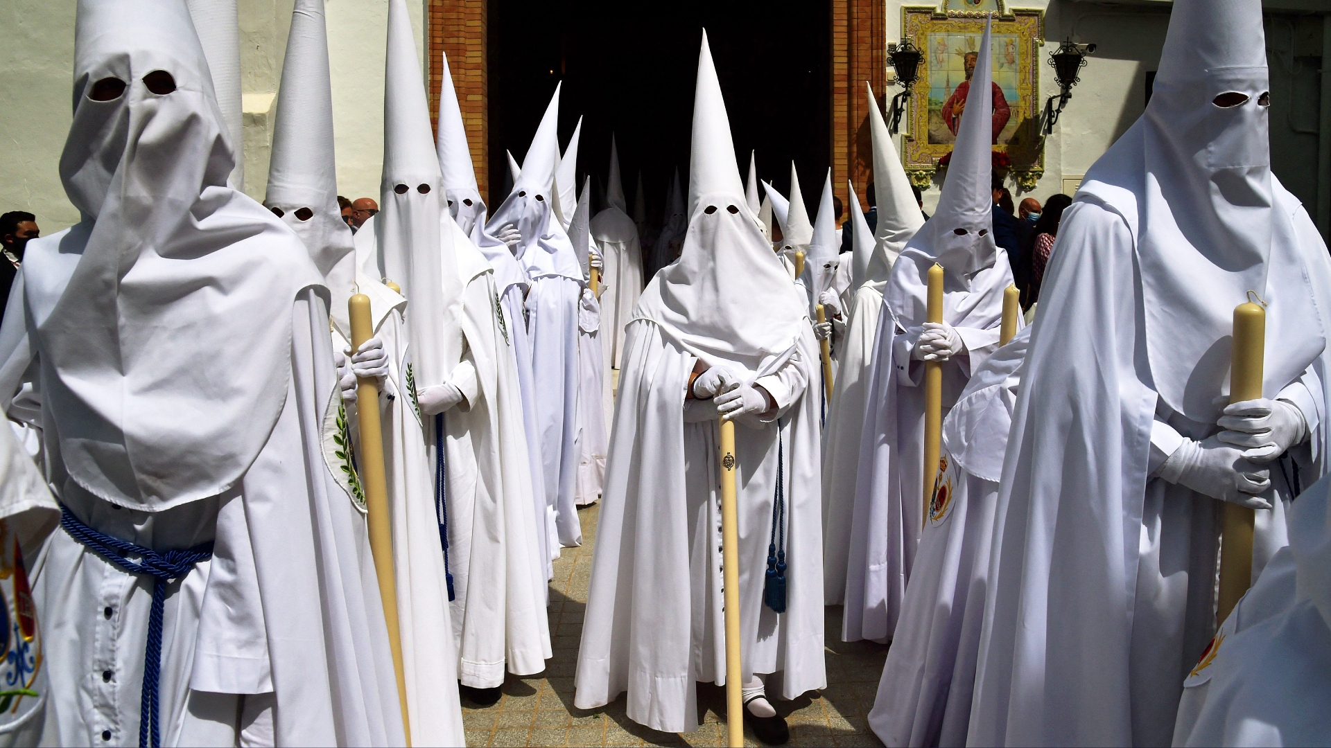 El origen del atuendo sevillano de Semana Santa que se confunde con el ...