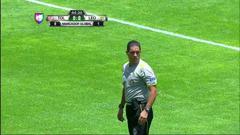 Fuera de juego de Edgar Benítez El juez de línea levanta el banderín y ...