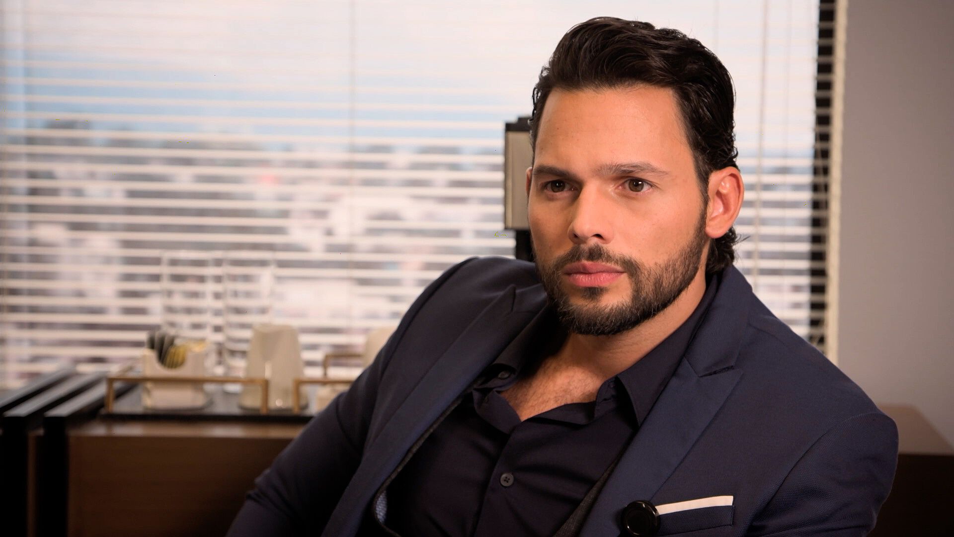 José Emilio es el nuevo presidente de la empresa | Shows Vivir de Amor ...