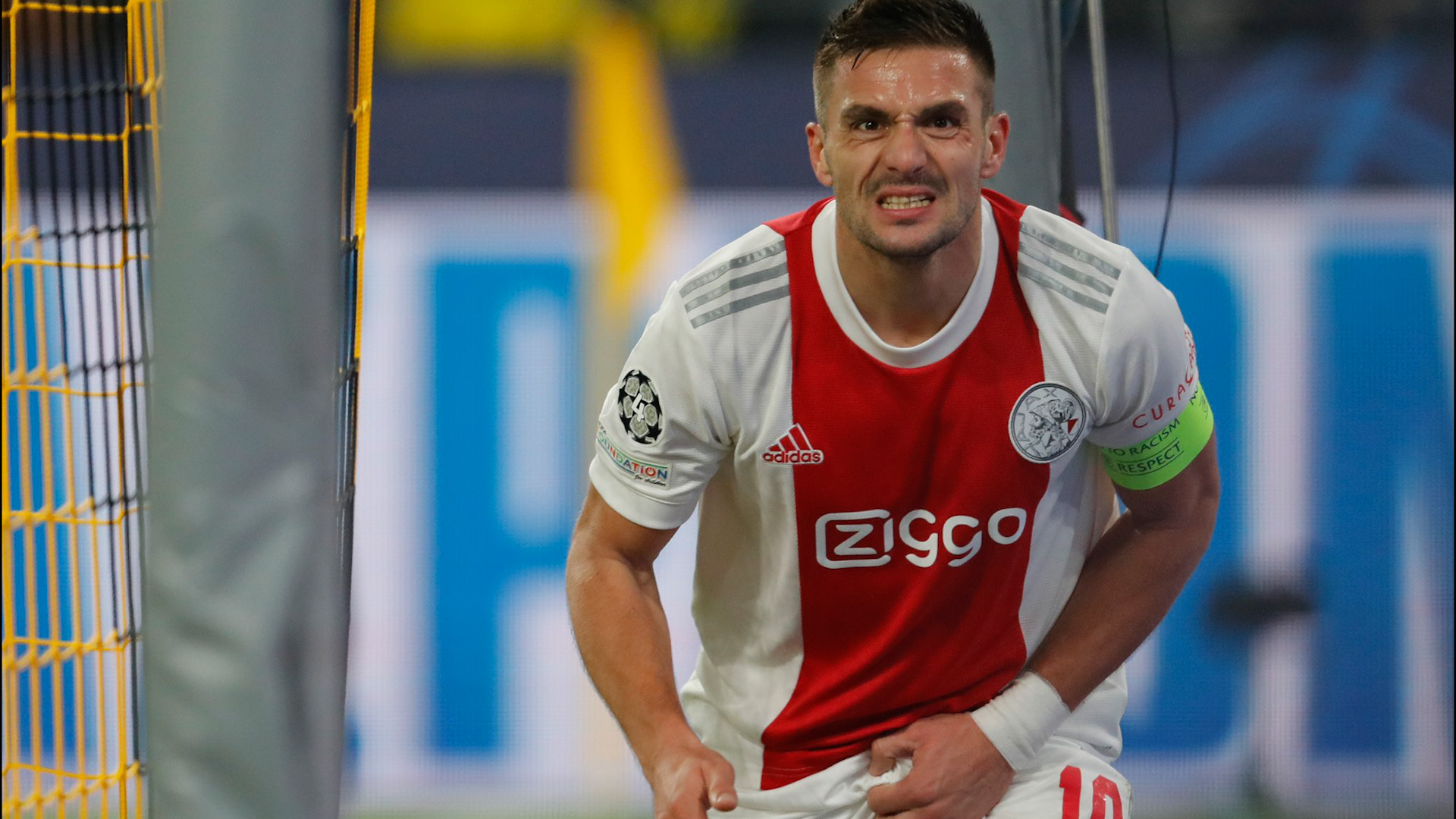 Jugador de Ajax deja partido con pene enyesado tras fuerte golpe | TUDN UEFA Champions League | TUDN