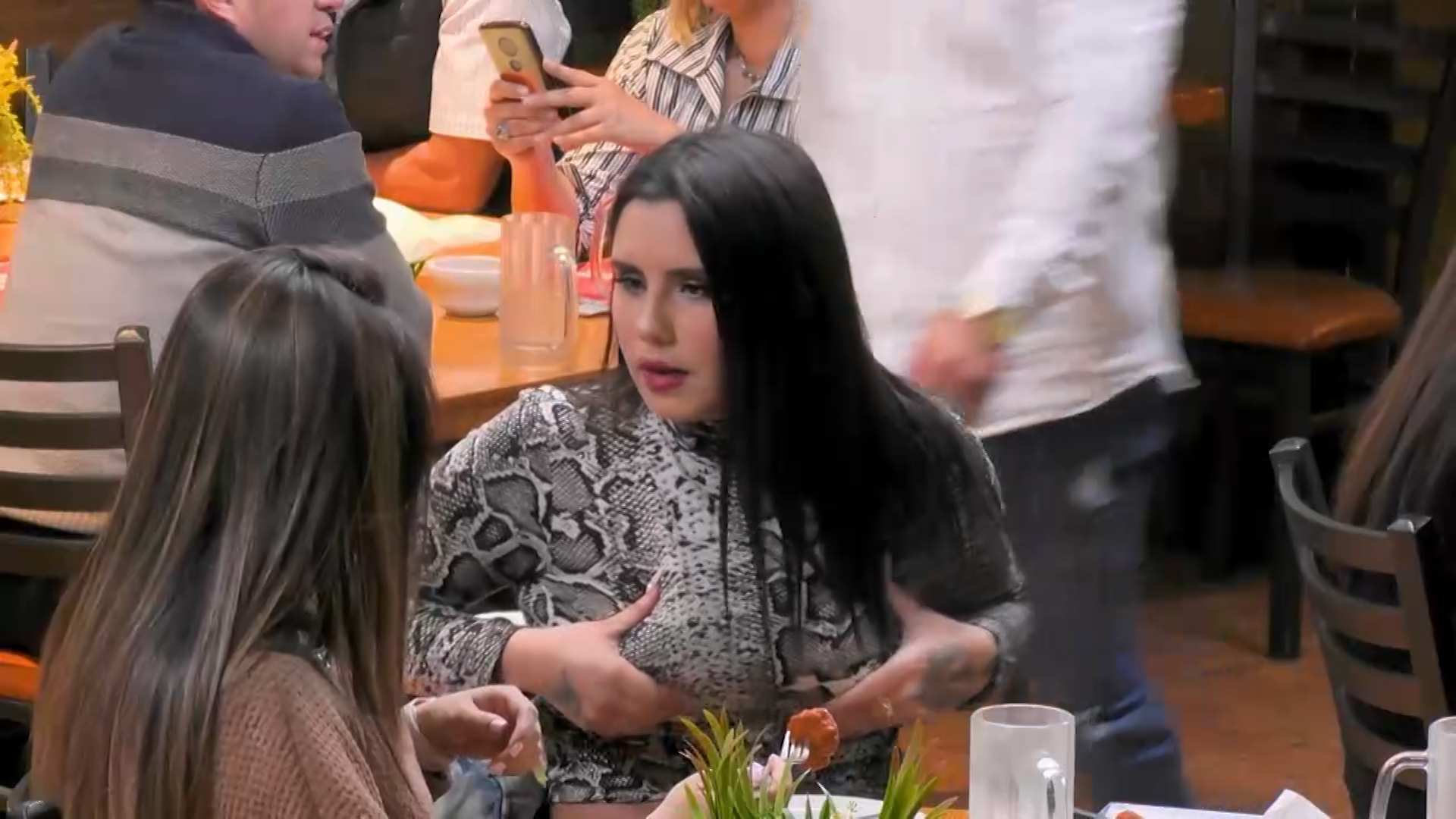 Sofia Beltrán le pide a su amiga que le haga una exploración mamaria en 'Vas Con Todo' | Shows ...