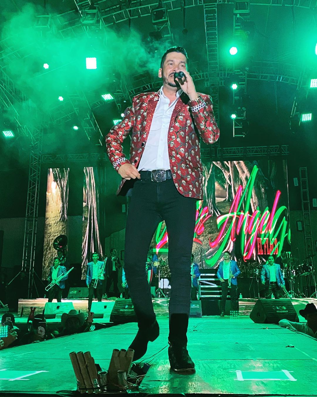 Acompañado de mariachi, 'El Flaco' canta 'Ella', de José Alfredo ...