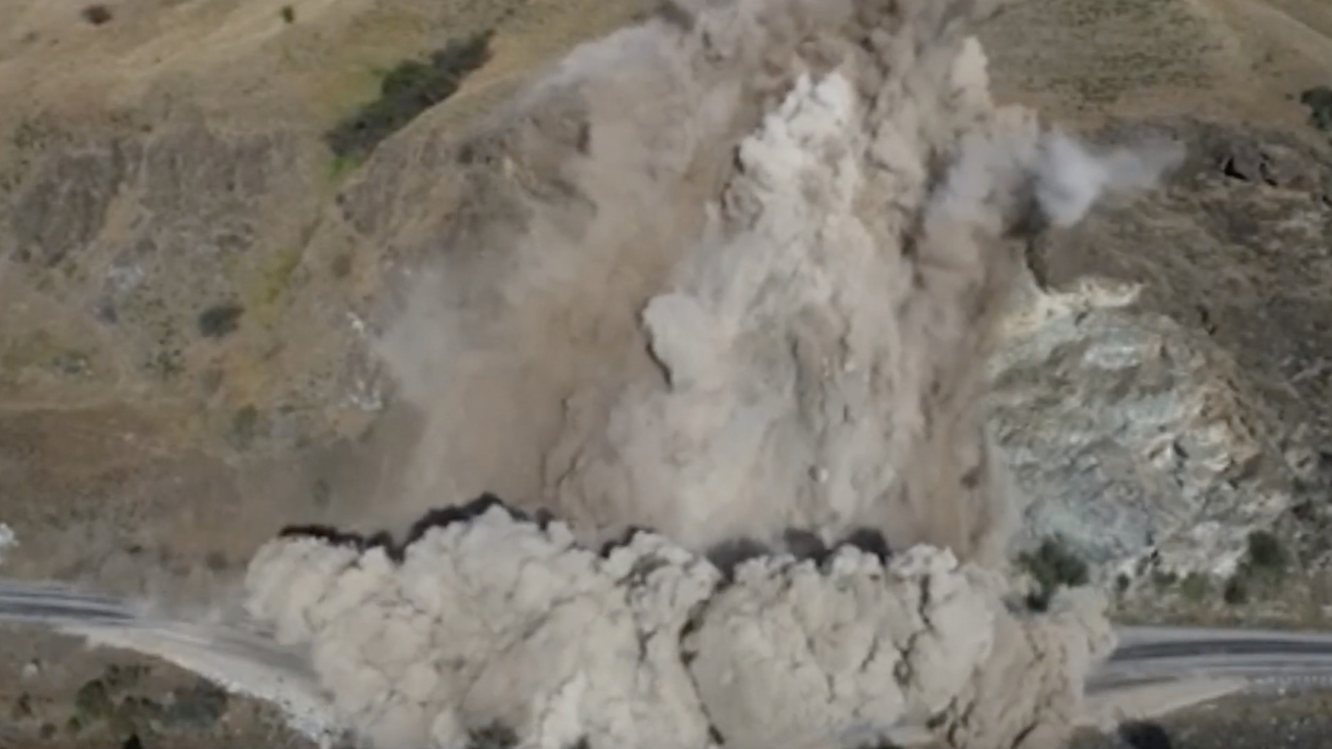 El momento de una poderosa explosión que removió 14,000 yardas cúbicas ...