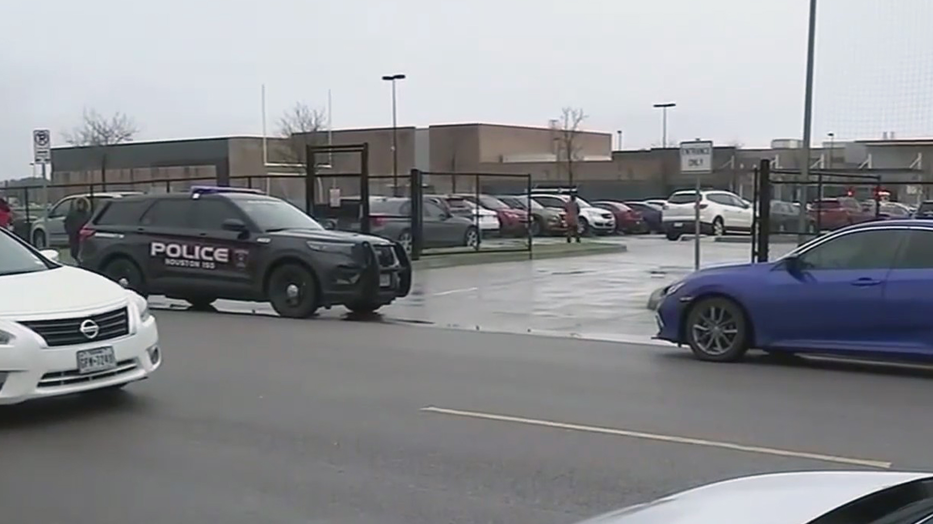 Sospechoso intenta huir de la policía escondiéndose dentro de una escuela secundaria | Shows La ...