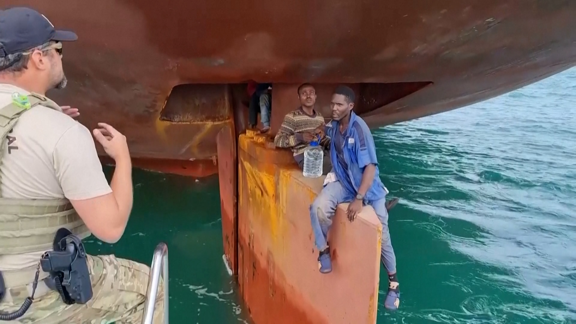 Inmigrantes viajaron en la pala del timón de un barco desde Nigeria ...