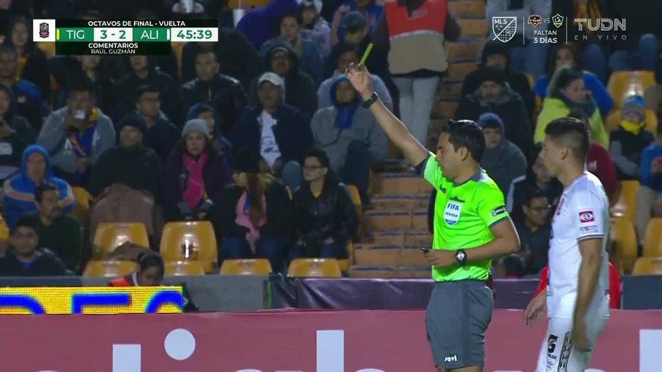 Tarjeta amarilla. El árbitro amonesta a Iván Mancía de Alianza San ...