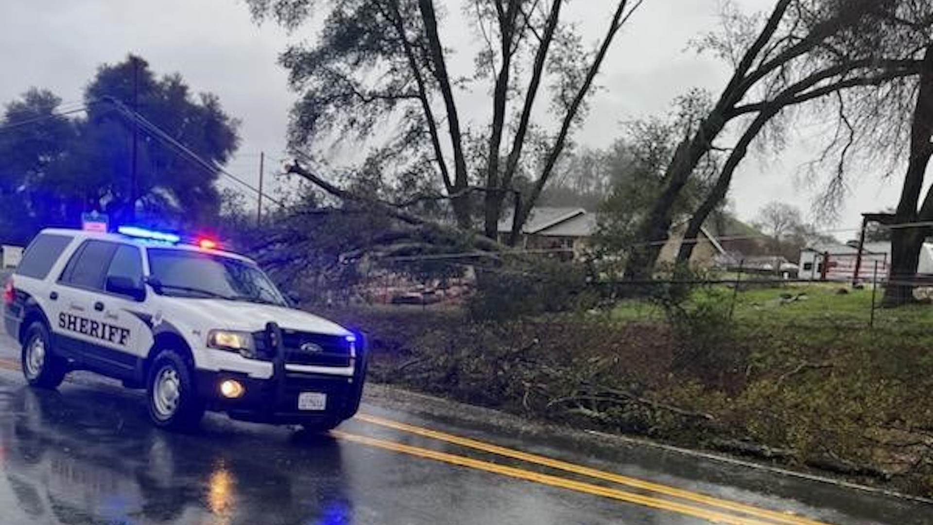 Tornado toca tierra en el condado de Calaveras y causa algunos daños | Univision 19 Sacramento ...