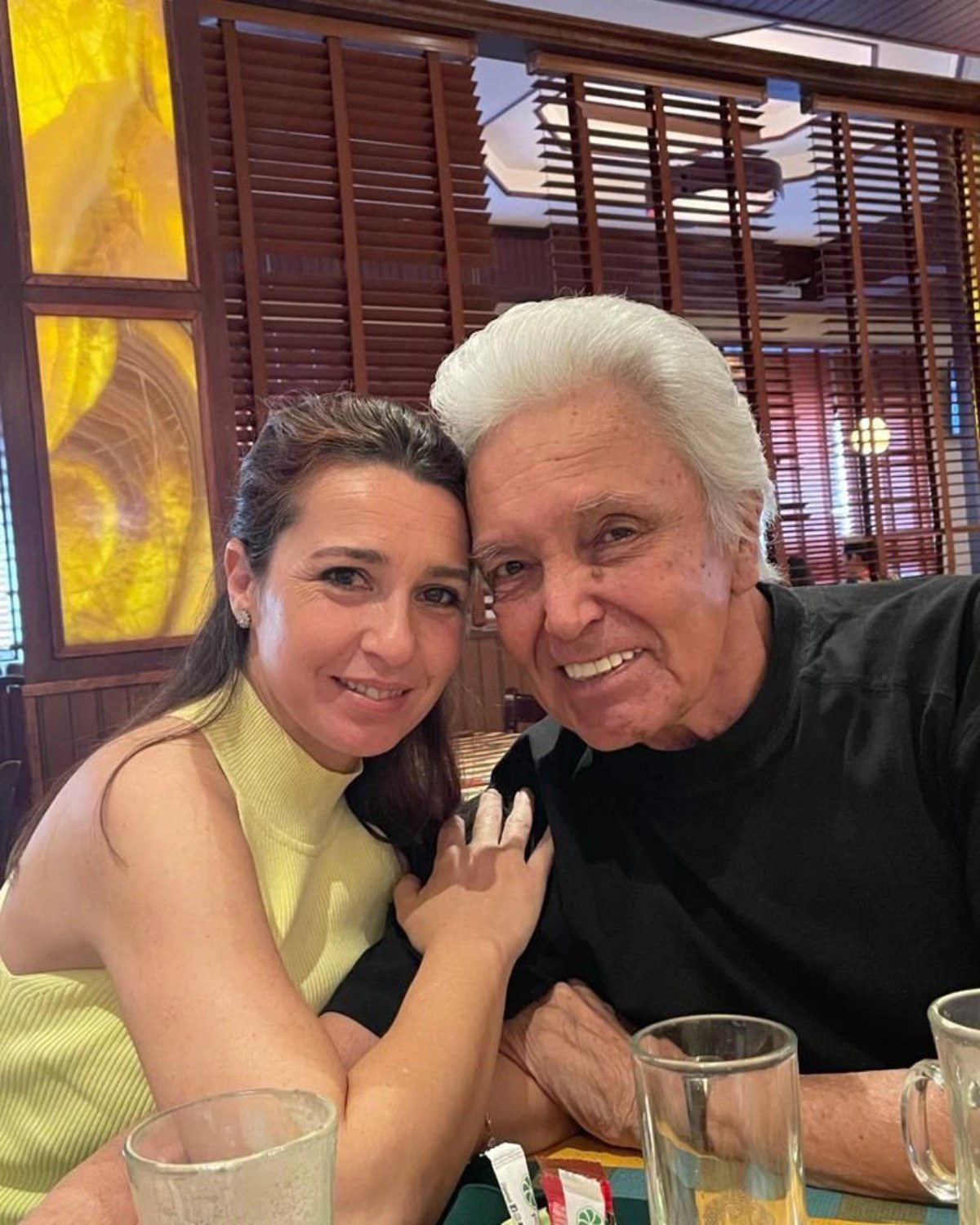 Alberto Vázquez boda: cantante se casó con su novia 45 años menor que ...