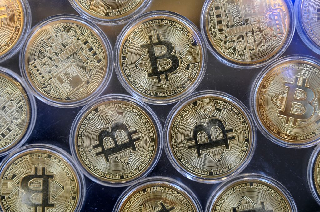 Bitcoin cae por debajo de los 25,000 dólares tras el desplome en Wall Street | Noticias ...