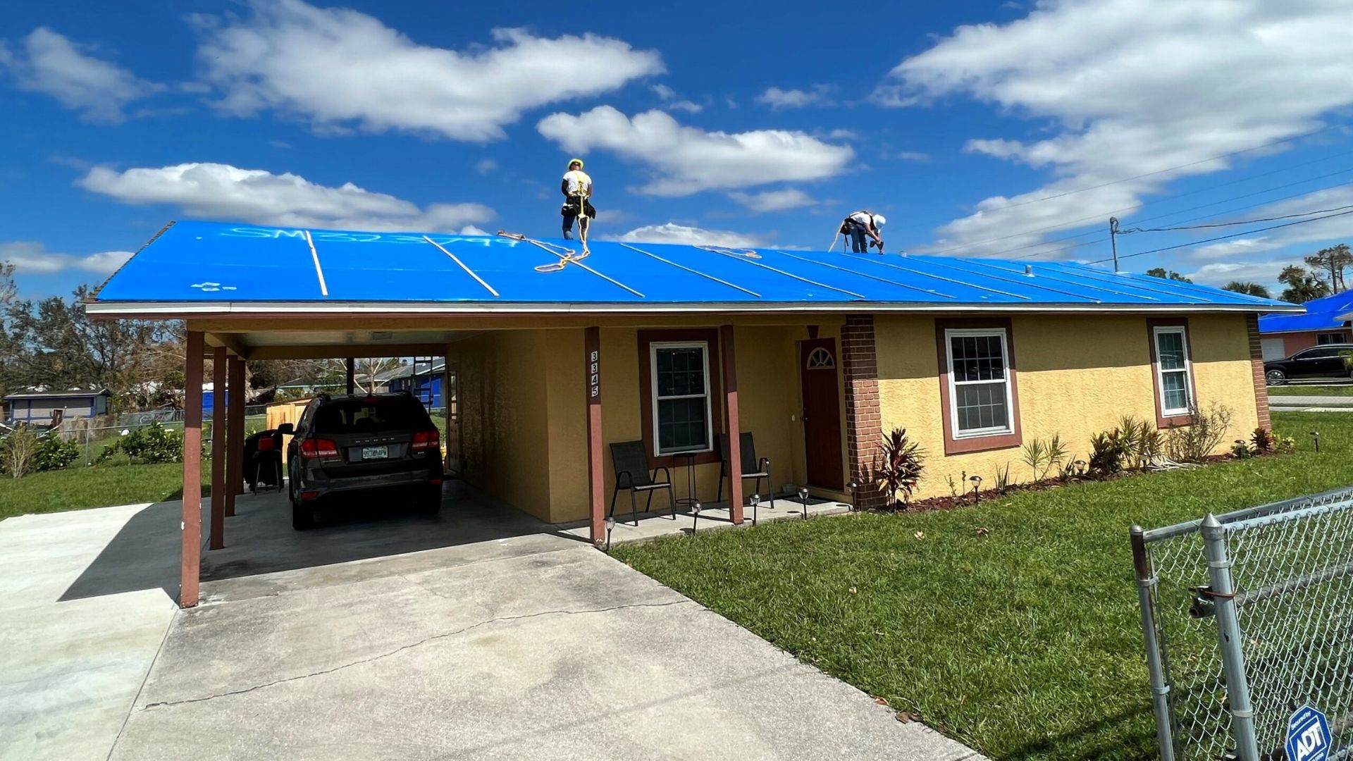 Florida instala techos azules gratis tras el paso del huracán Milton ...