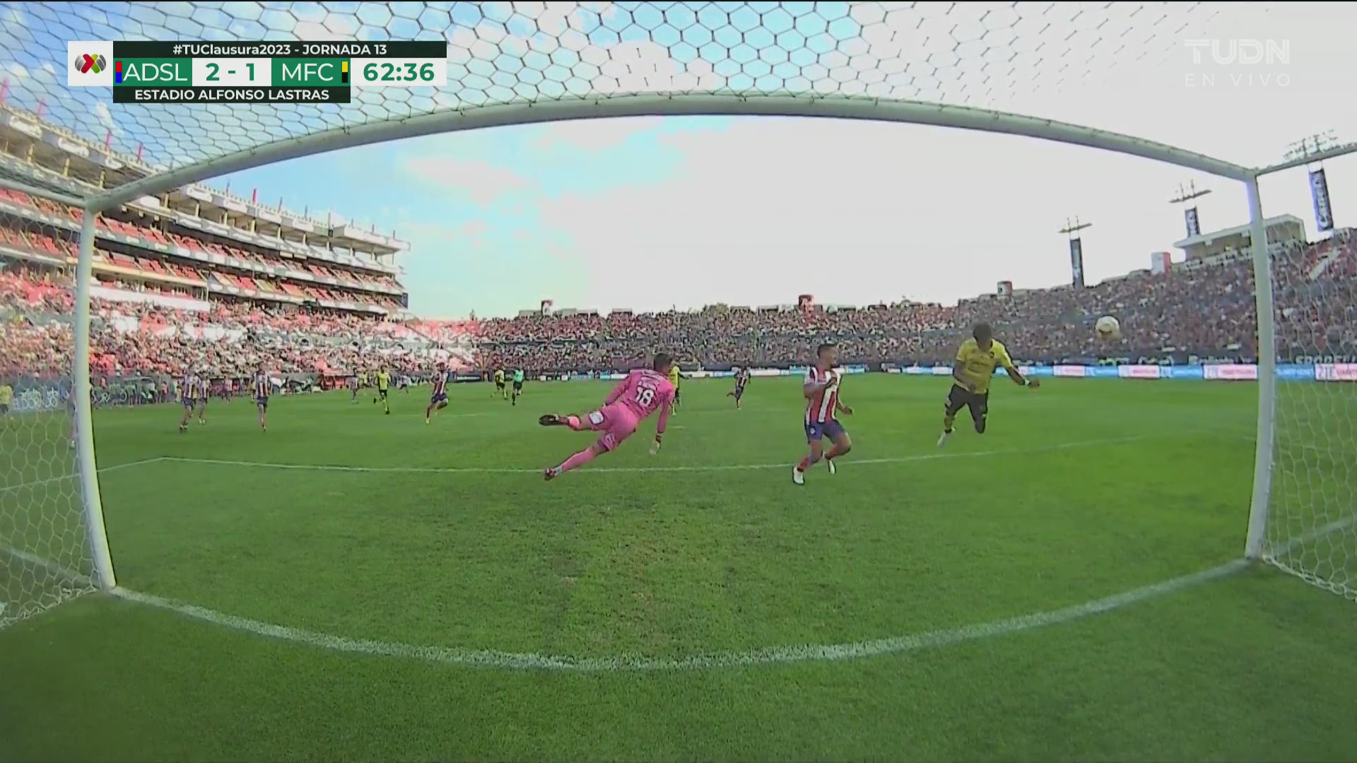 ¡Qué golpazo! Bárcenas falla el cabezazo y se pega en el poste | TUDN Liga MX | TUDN