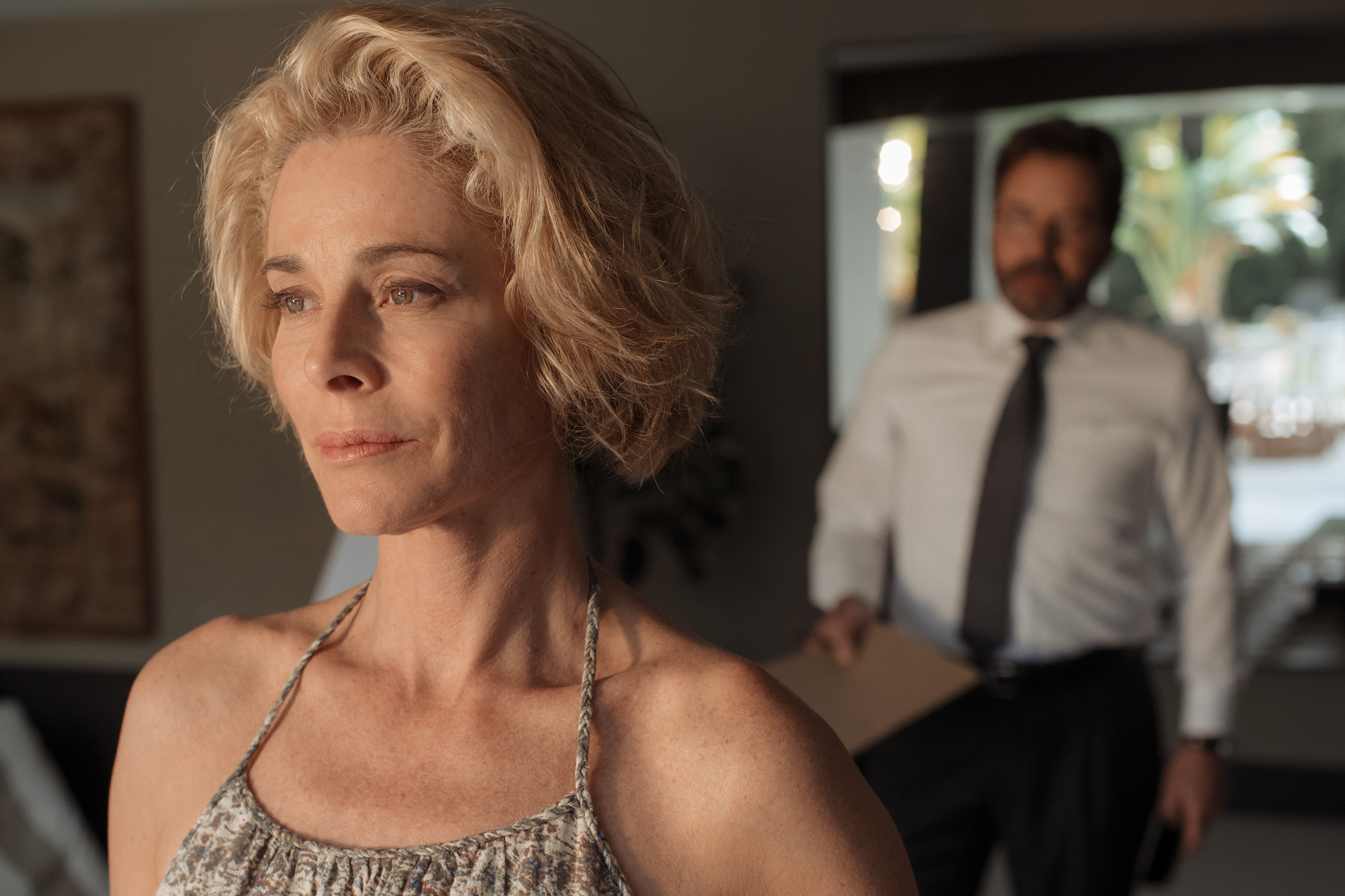 En "La Embajada" comienza a caer una lluvia de millones | Series La ...