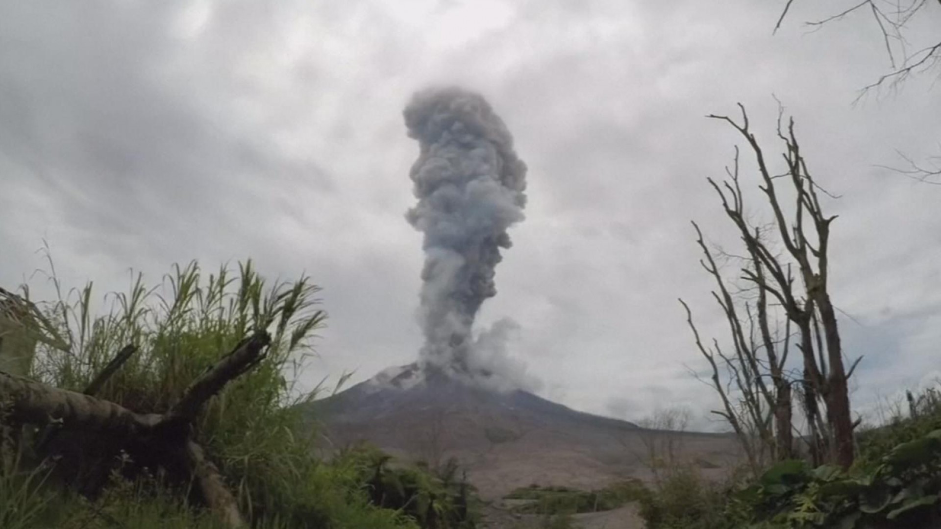 La increíble erupción de un volcán es captada en cámara | Noticias ...