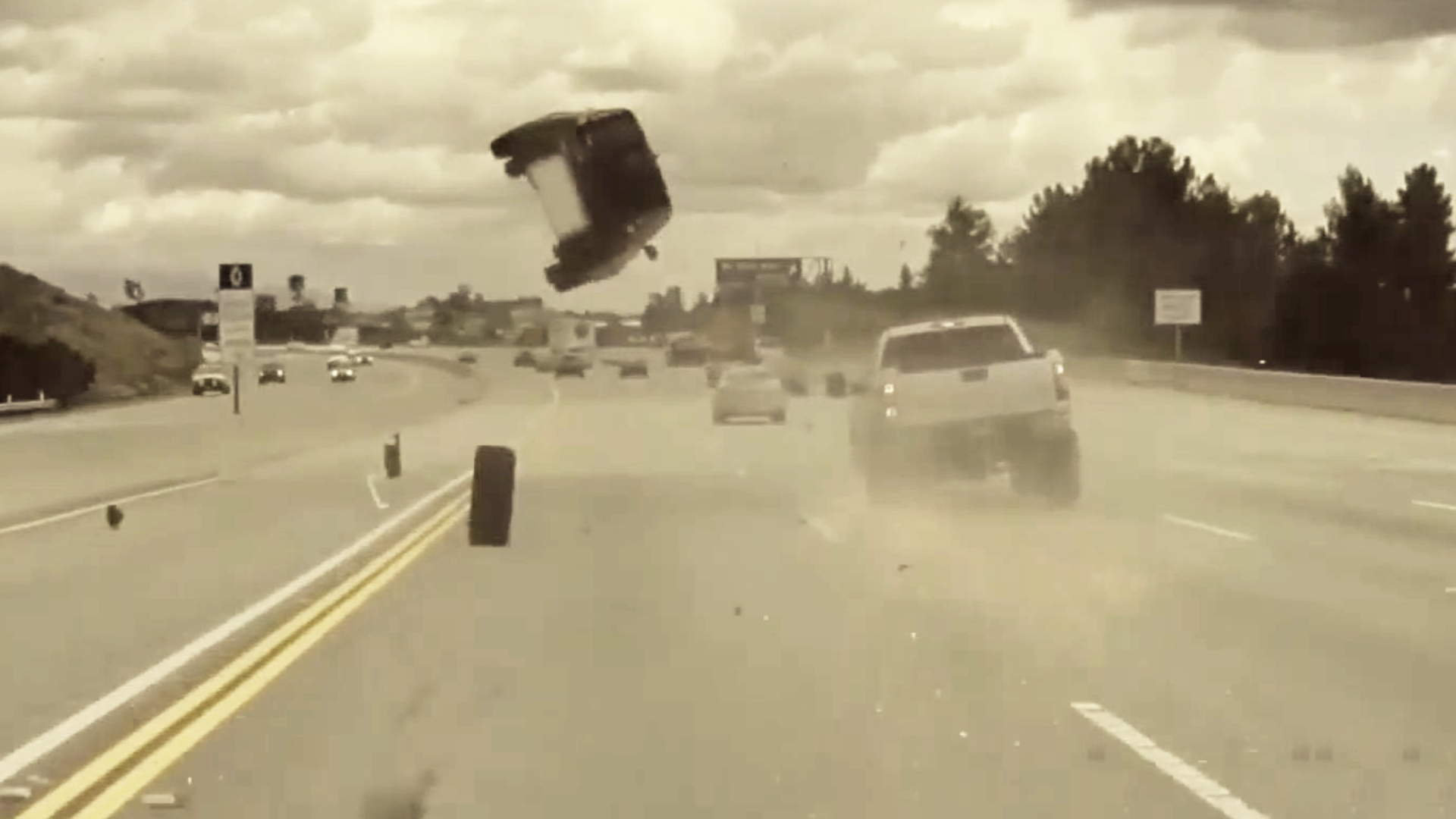 En video: auto sale volando tras impactar con el neumático de una ...