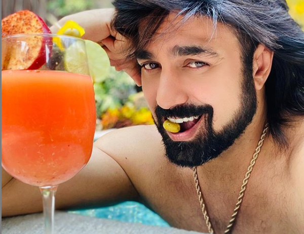 Albertano enciende las redes sociales con fotografía en la playa ...