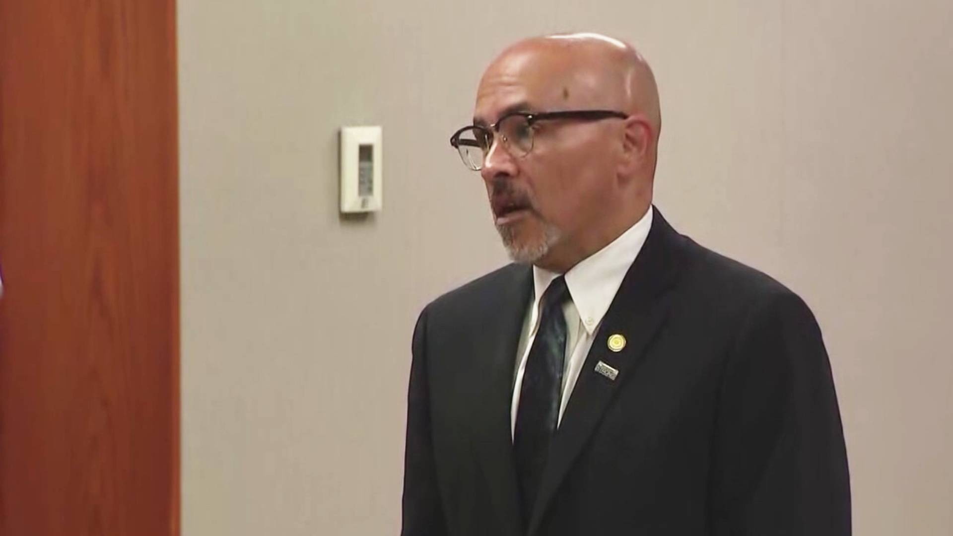 Por la muerte del niño AJ Freud, un extrabajador del estado de Illinois ...