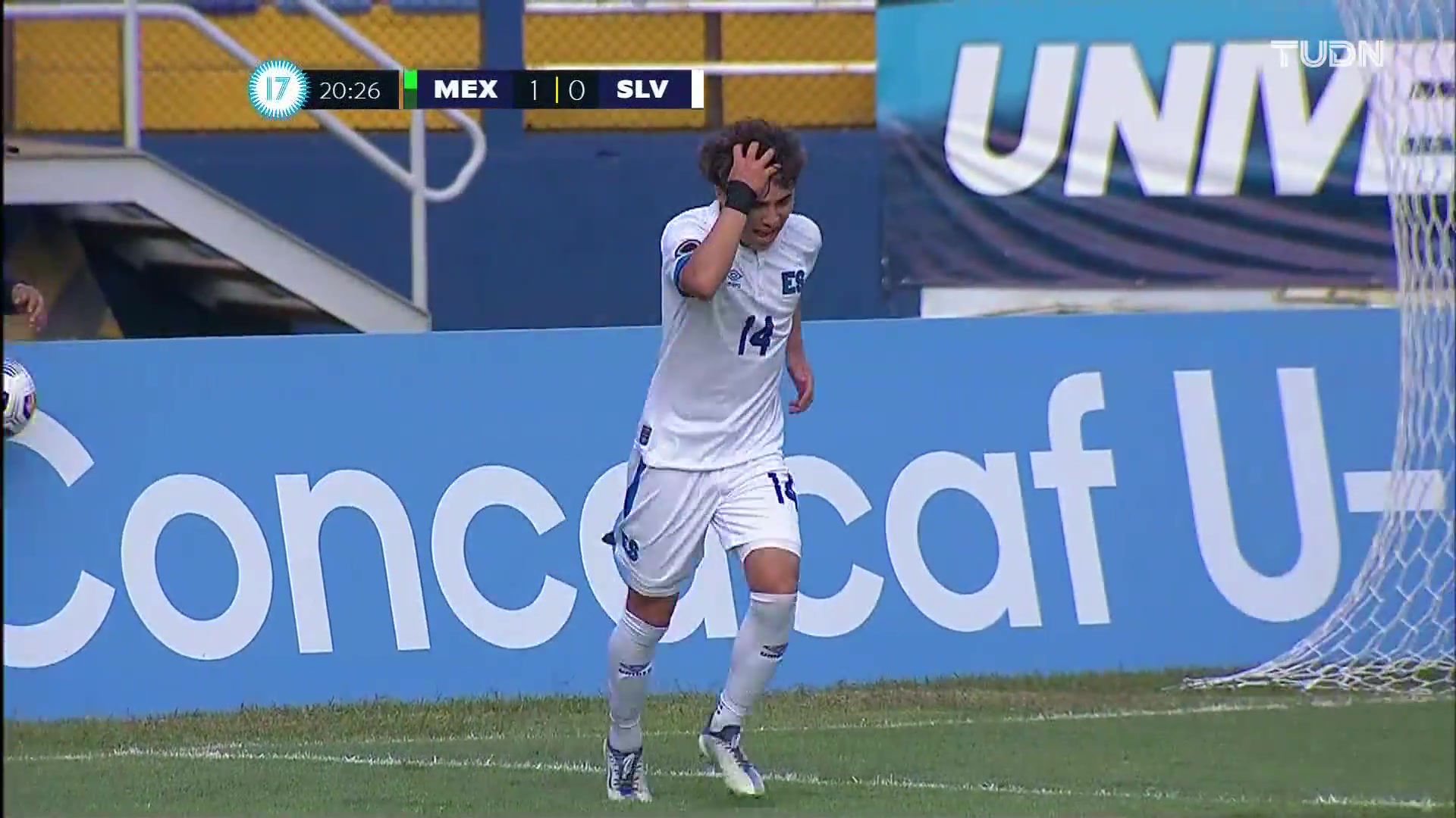 ¡Se la perdió! Brayan Vásquez no la puede clavar ante México | TUDN Fútbol | TUDN