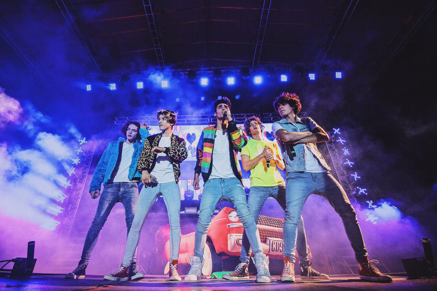 CD9 te invita a hacerlo en ‘modo avión’ en su nuevo video | Parentless Content Las Extrellas ...