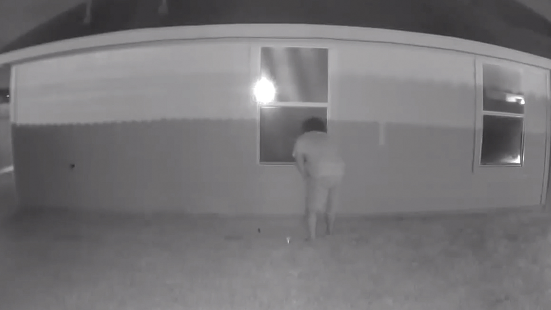 Video capta a hombre espiando por la ventana de su vecina | Video ...