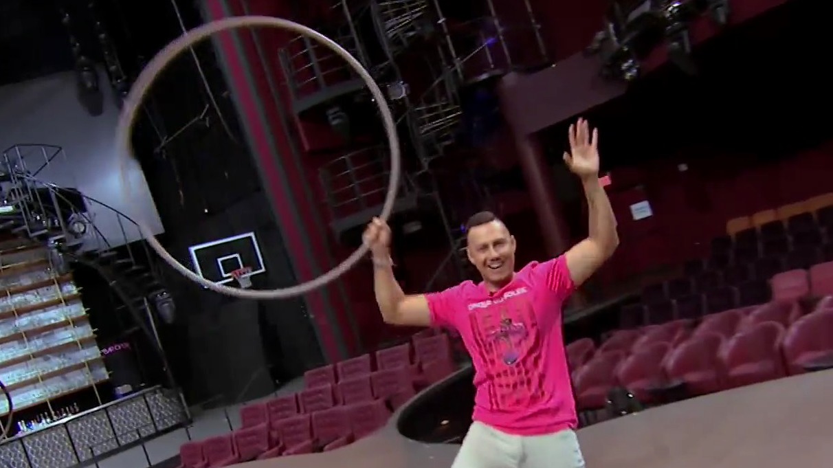 Luis Sandoval puso a prueba sus habilidades acrobáticas en compañía de ...