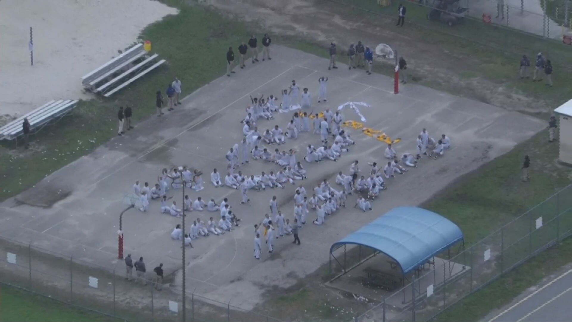 Detenidos en cárcel de Krome hacen señal de SOS desde el patio | Video ...