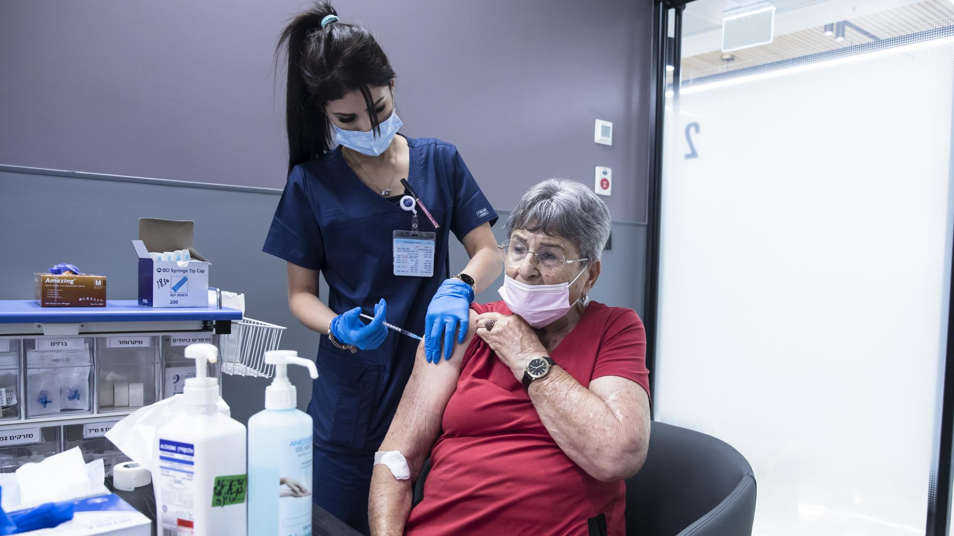 Los CDC recomiendan una cuarta dosis de la vacuna para personas ...