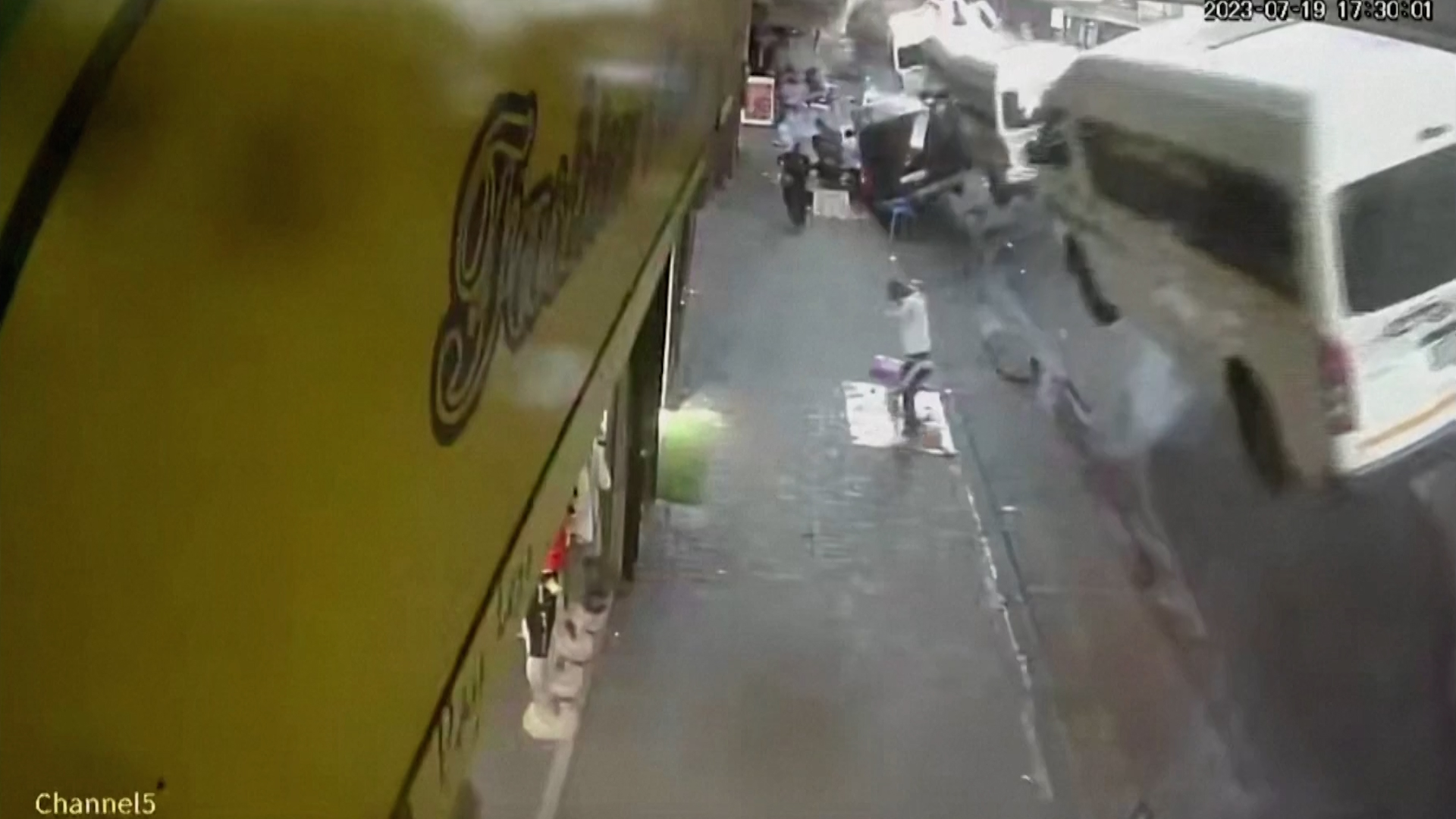 Los autos volaron y la carretera se levantó: los segundos de una violenta explosión captada en ...