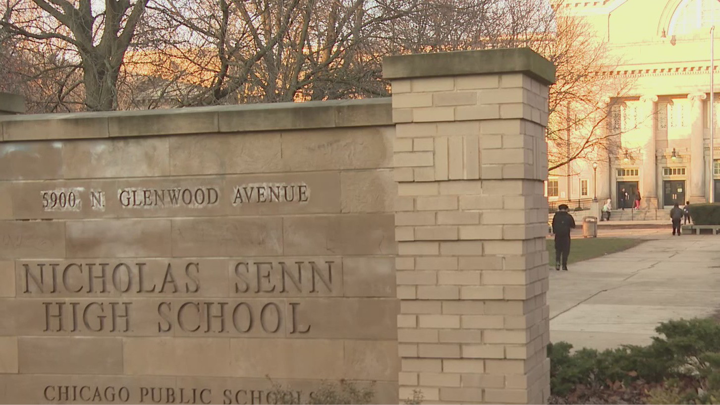 Día de luto en la escuela Nicholas Senn en Chicago tras tiroteo que dejó a uno de sus ...